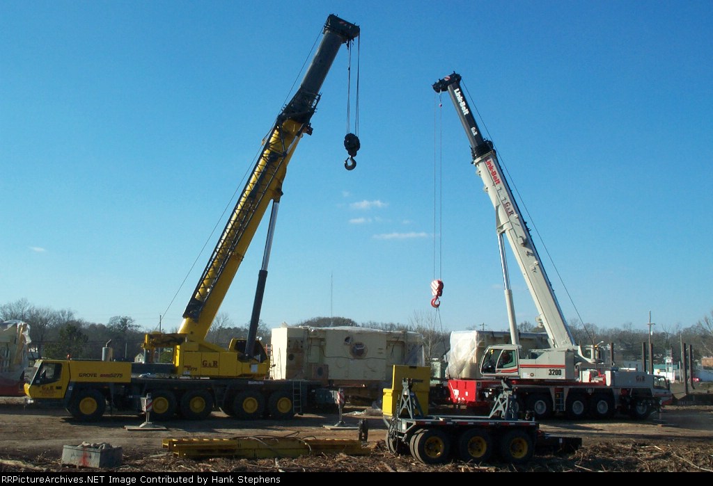 The Link-Belt places its own outrigger pads as the crew sets up the crane for its first unload